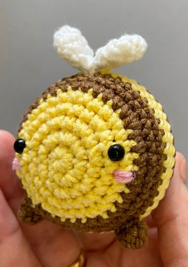 Crochet Bee Keychain Amigurumi PDF Pattern - Lovelycraft